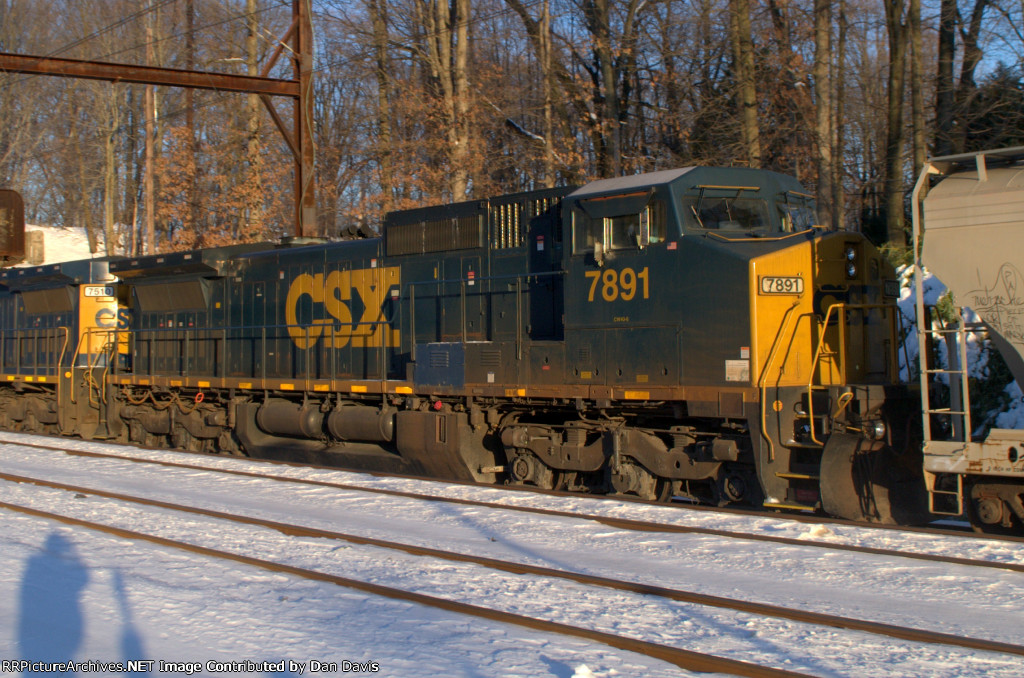CSX C40-8W 7891 trails on Q418-11